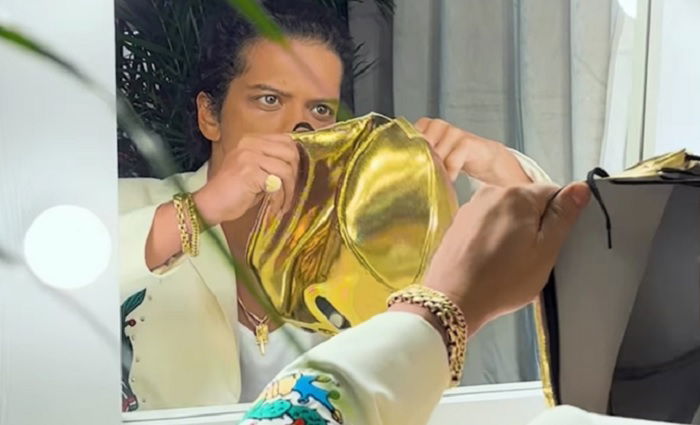 Bruno Mars Debuts Lucha Persona 'El Capitan Fuego,' Poses With CMLL ...